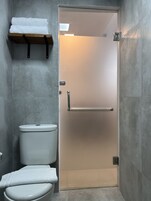 Produtos de toalete grátis, toalhas de banho, sabonete, shampoo