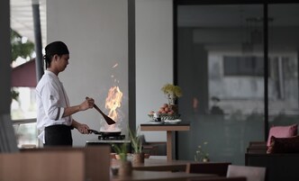 Café da manhã, almoço e jantar; culinária internacional 