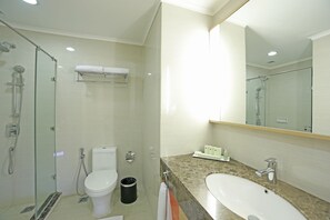 Quarto Deluxe | Casa de banho | Uma combinação polibã/banheira, artigos de higiene pessoal grátis