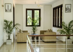 Área de estar no saguão