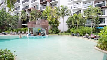 Piscina exterior, espreguiçadeiras