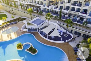 Piscina externa, guarda-sóis, espreguiçadeiras