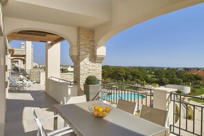 Serviço de almoço e brunch, vistas para a piscina 
