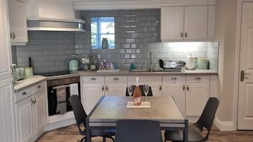 Apartamento de Luxo | Cozinha privada | Uma cafeteira/bule, uma chaleira elétrica