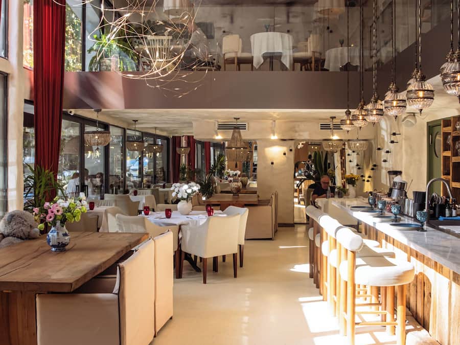 Pequenos-almoços, almoços, jantares servidos, cozinha do leste europeu