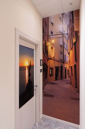 Um corredor com uma porta que oferece vista para o pôr do sol.
