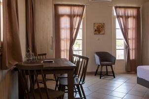 Estúdio, 2 quartos, vista para o mar | Cofre com capacidade para portátil, com decoração personalizada 