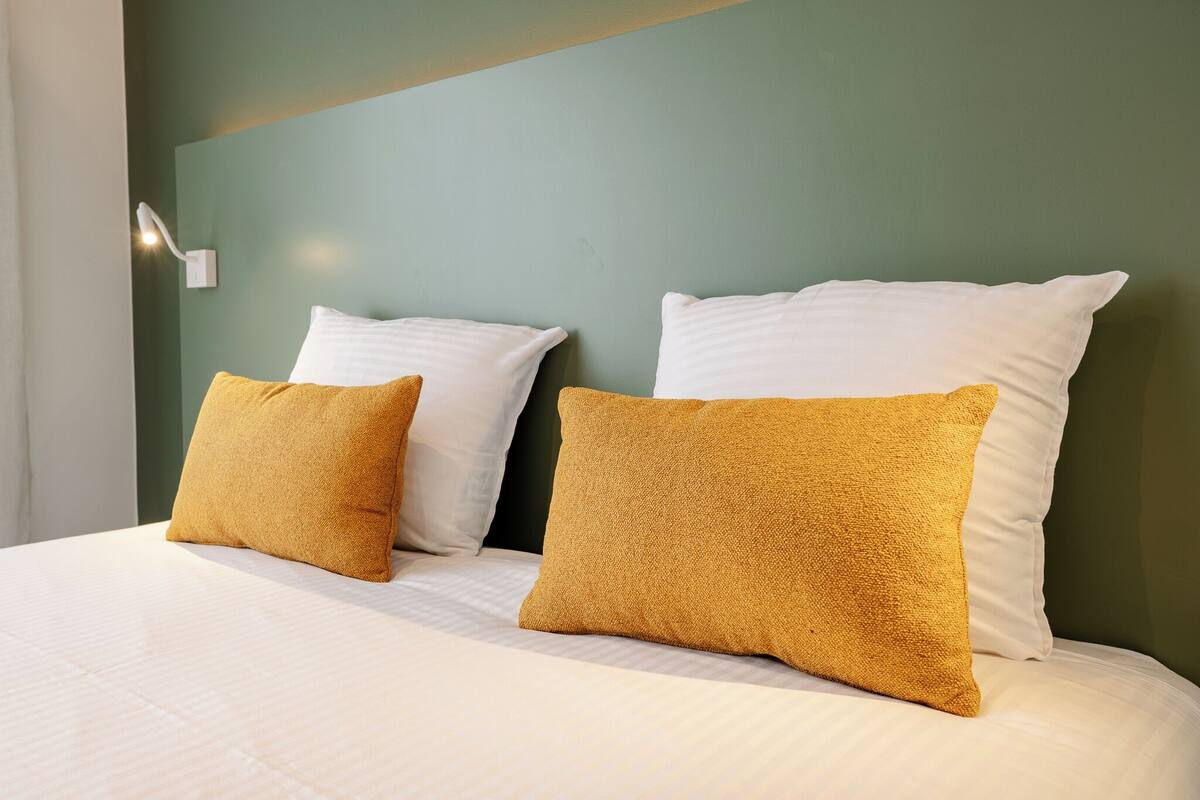 Suite Deluxe, vista para o jardim | 1 quarto, quartos insonorizados, ferro/tábua de engomar, Wi-fi grátis 