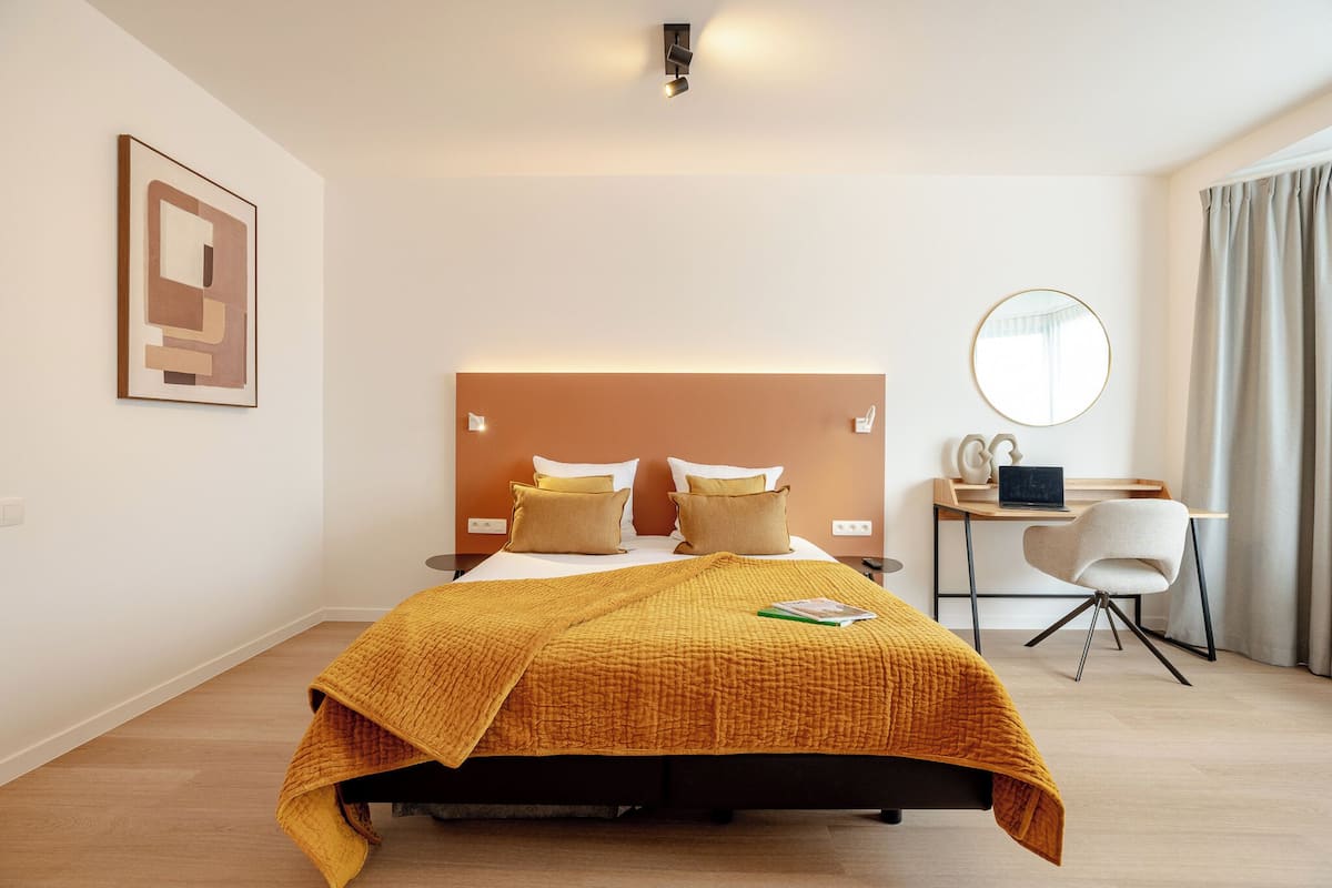 Estúdio Deluxe, 1 cama king-size, Vista para a cidade | 1 quarto, quartos insonorizados, ferro/tábua de engomar, Wi-fi grátis 
