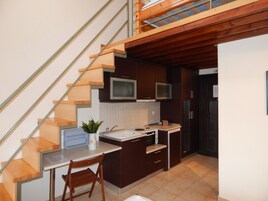 Minifrigorífico, uma cafeteira/bule, uma chaleira elétrica 