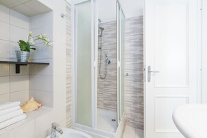 Quarto conforto, 1 cama de casal, suíte | Banheiro | Produtos de toalete grátis, secador de cabelo, bidê, toalhas de banho