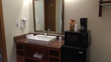 Quarto Duplo Signature, 2 camas queen-size, kitchenette | Casa de banho | Uma combinação polibã/banheira, artigos de higiene pessoal grátis