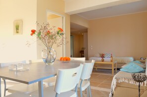 Apartamento, 2 quartos | Sala de estar | TV de ecrã plano 