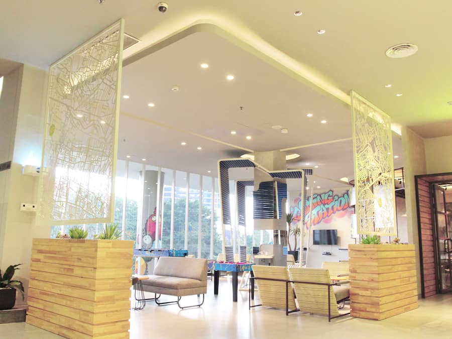 Área de estar no saguão