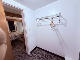 Quarto, 1 cama King, para não fumantes | Roupas de cama premium, escrivaninha, ferros/tábuas de passar roupa