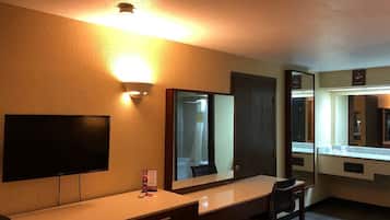 Quarto standard, 1 cama King, para fumantes, geladeira e micro-ondas | Área de estar