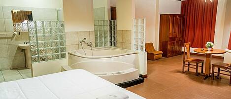 Suite Executiva | Edredões de penas, camas de colchão pillowtop, minibar, cofre no quarto