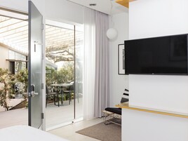 Quarto superluxo, 1 cama King, banheiro privativo, no pátio | Área de estar | TV de tela plana