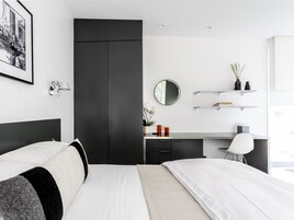 Quarto de Luxo, 1 cama queen-size, casa de banho privativa, junto ao jardim (Balcony) | Roupa de alta qualidade, com decoração personalizada, secretária