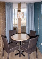 Cortinas/cortinados opacos, Wi-fi grátis, roupa de cama fornecida 