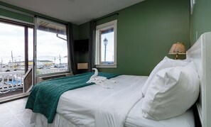 Quarto casal superior, 1 cama Queen, geladeira, vista para o oceano | Cortinas blackout, Wi-Fi de cortesia, roupa de cama
