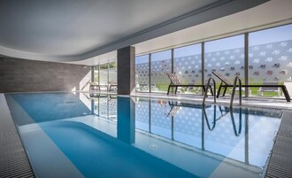 Piscina interior, piscina exterior, da(s) 9:00 à(s) 19:00, guarda-sóis 