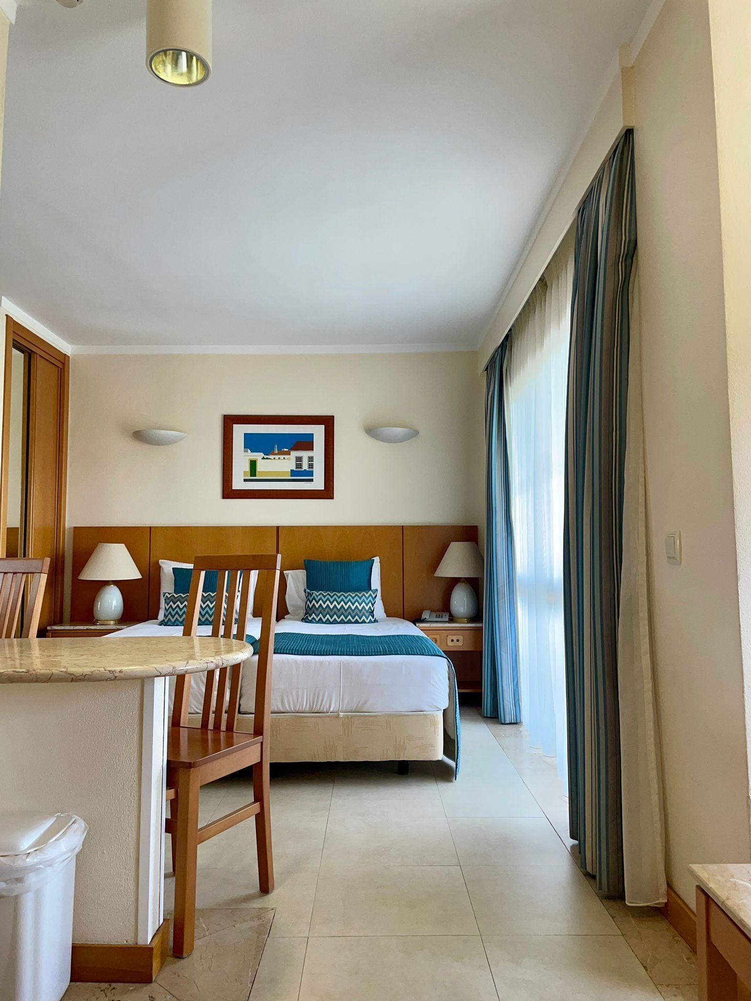 Standard Double Room - Partial sea view | Roupa hipoalergénica, cortinas/cortinados opacos, quartos insonorizados 