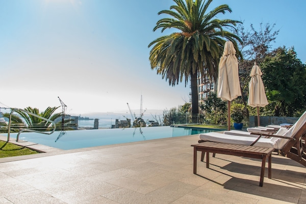 Piscina externa, espreguiçadeiras