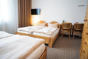 Quarto Quádruplo Standard | Roupa hipoalergénica, secretária, berços/camas para crianças 