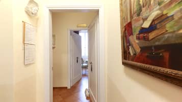 Roupas de cama premium, frigobar, cofres nos quartos, escrivaninha