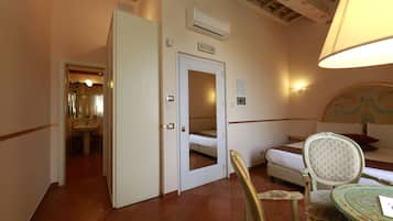 Roupas de cama premium, frigobar, cofres nos quartos, escrivaninha