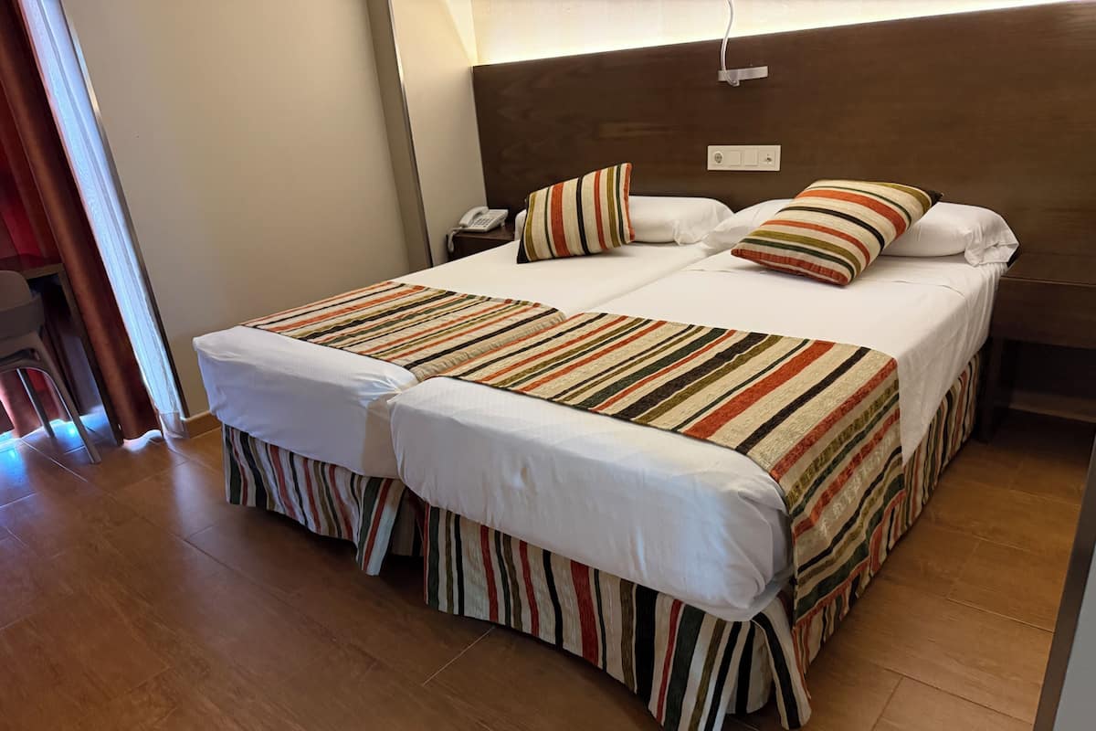 Quarto Twin | Cofre no quarto, secretária 