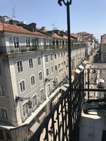 Quarto Triplo Standard, casa de banho partilhada | Vista da varanda