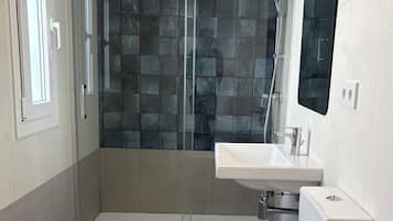 Uma banheira de imersão total, toalhas fornecidas