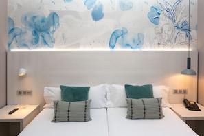 Quarto casal ou duplo superior | Cofres nos quartos, escrivaninha, cortinas blackout