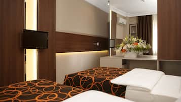 Minibar, cofre no quarto, secretária, quartos insonorizados