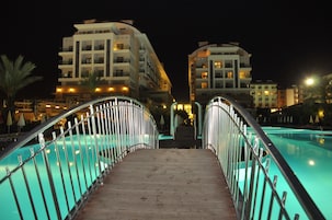 Piscina interior, 2 piscinas exteriores, guarda-sóis, espreguiçadeiras 