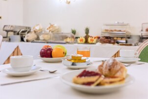 Pequeno-almoço tipo buffet diário (9 EUR por pessoa) 