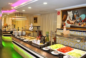 Café da manhã com buffet grátis todos os dias