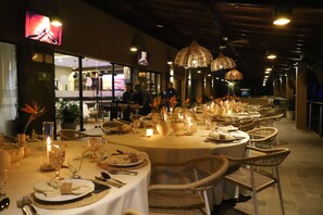 2 restaurantes, café da manhã, local e internacional