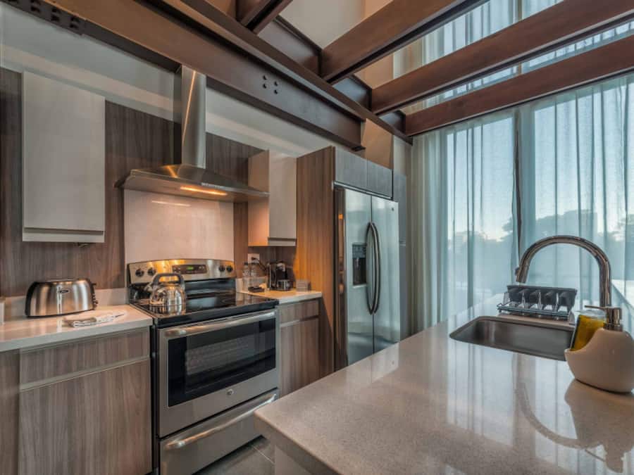 Loft, cozinha, Vista para a cidade | Cozinha privada | Um frigorífico/congelador grande, um micro-ondas, uma placa de cozinha