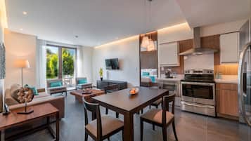 Suite Premium, cozinha, Vista para a cidade | Cozinha privada | Um frigorífico/congelador grande, um micro-ondas, uma placa de cozinha