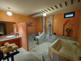 Quarto duplo luxo, várias camas, banheira de imersão, no mezanino | Banheiro | Produtos de toalete grátis, toalhas de banho