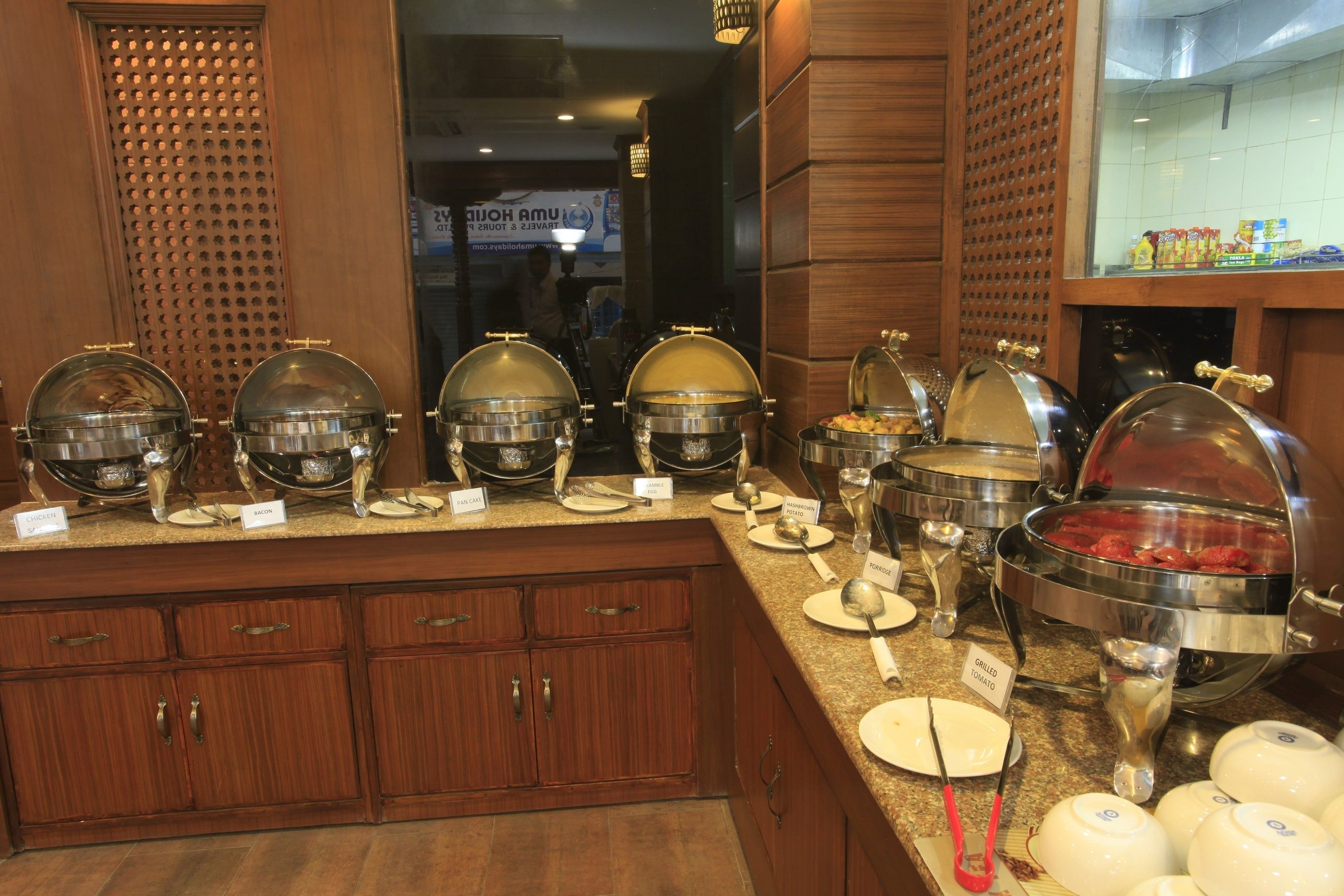 Disposição de buffet com diversos pontos de comida identificados, incluindo 'Bacon' e 'Tomate Grelhado'.