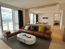 Suite Royal | Sala de estar | Televisor de ecrã plano de 43 polegadas com canais por cabo, televisor 