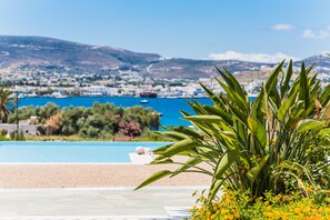 Piscina exterior, da(s) 8:30 à(s) 20:00, guarda-sóis, espreguiçadeiras 