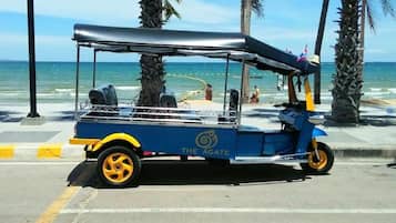 Perto da praia, autocarro grátis para a praia