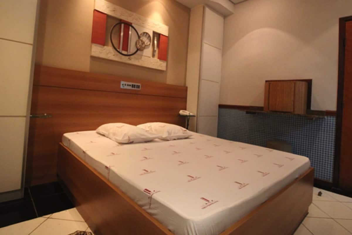 Cortinas/cortinados opacos, Wi-fi grátis, roupa de cama fornecida