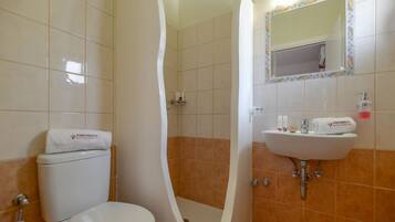 Quarto Twin Deluxe, vista parcial para o mar (Ground floor) | Casa de banho | Um polibã, um secador de cabelo, toalhas fornecidas