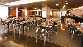 Café da manhã com buffet todos os dias mediante uma taxa